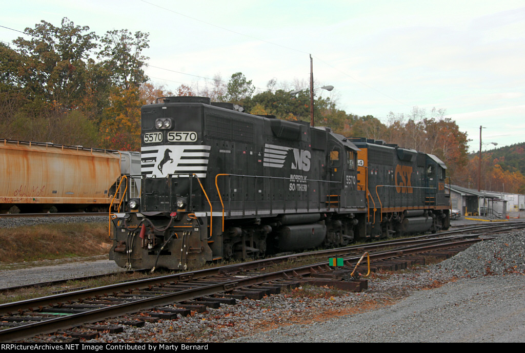 NS 5570 and CSX 6054